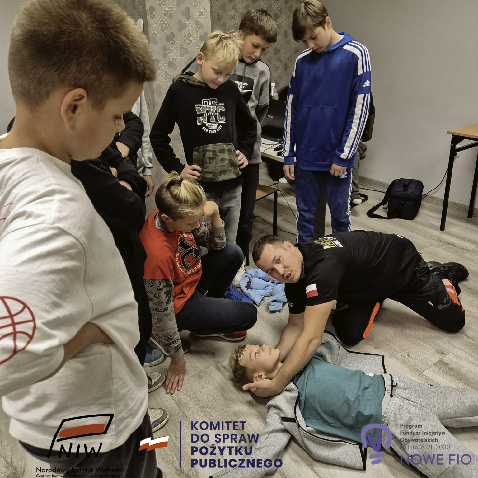 JASKÓŁKI UCZĄ SIĘ RATOWAĆ - Zespół Szkół Mistrzostwa Sportowego Unia Tarnów